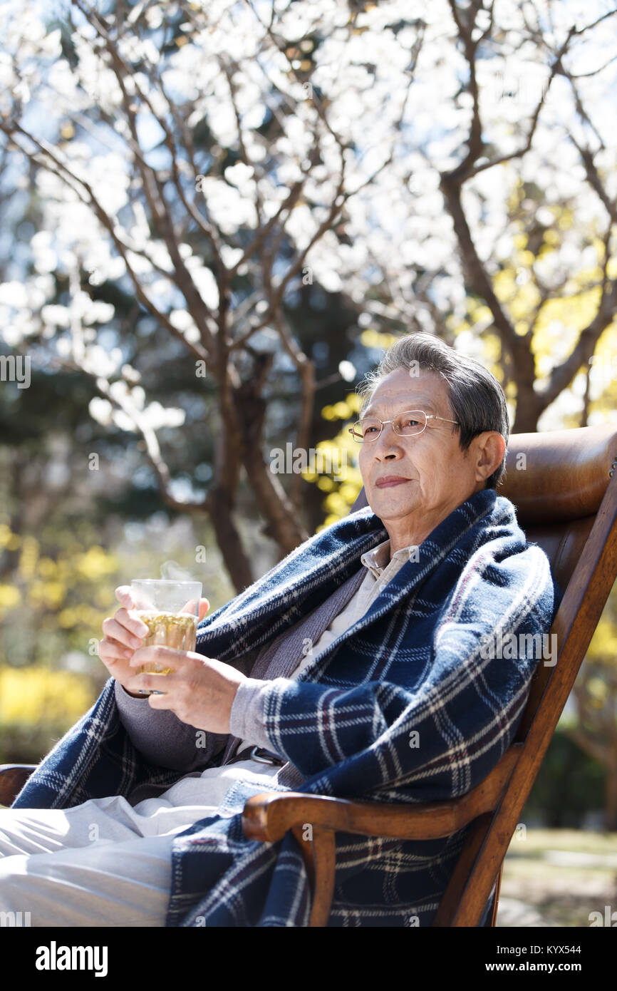 Man sunbathing in yard hi-res stock photography and images - Alamy