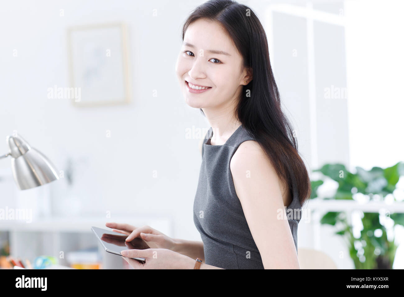 Pretty chinese woman china office hi-res stock photography and images ...
