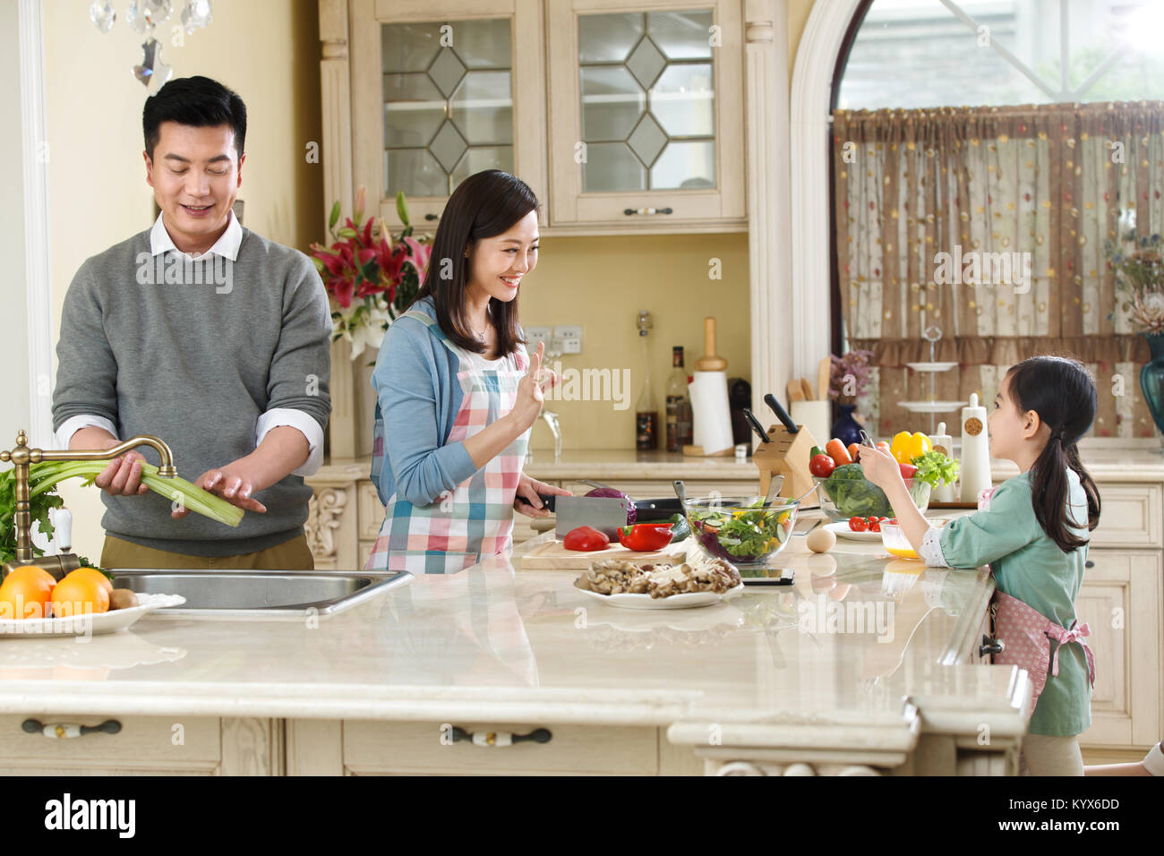 Women in kitchen sign hi-res stock photography and images - Alamy