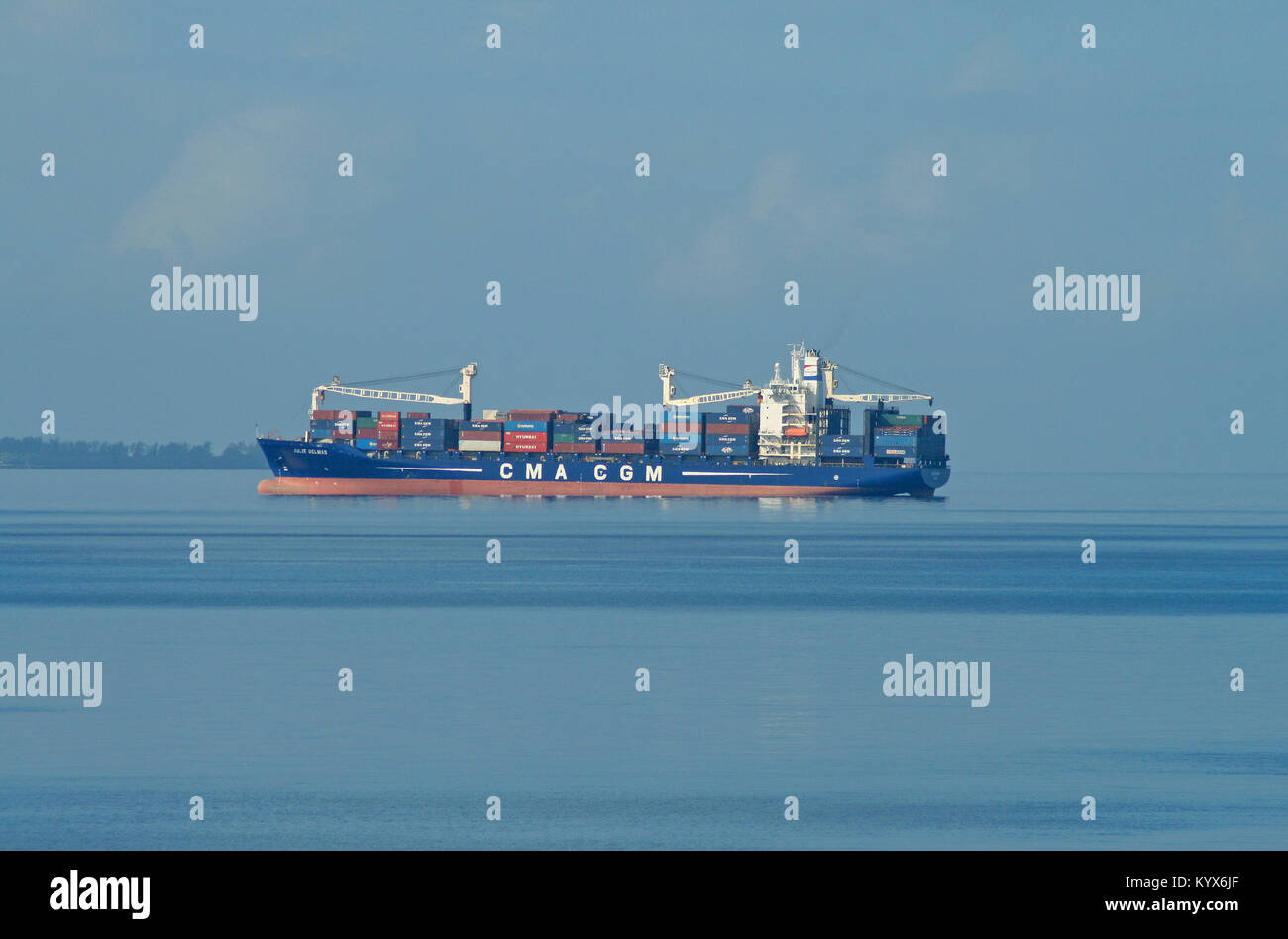 Empty and full cargo ship hi-res stock photography and images - Alamy