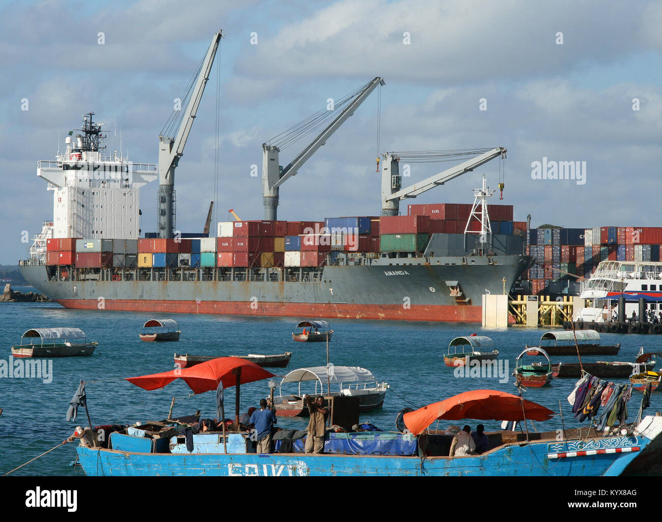 Cargo ship profile hi-res stock photography and images - Alamy