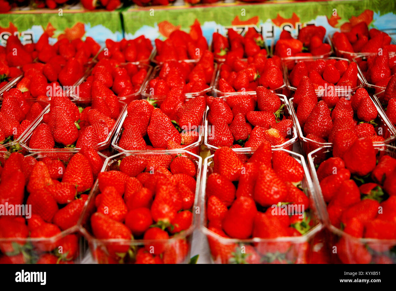 Strawberries in street market hi-res stock photography and images - Alamy