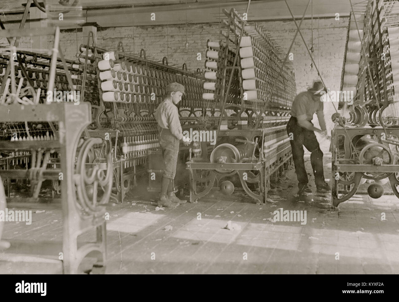 Children in a cotton mill hi-res stock photography and images - Alamy