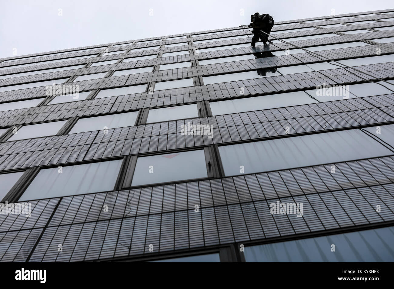 clean the building window,worker cleaning high tower Stock Photo - Alamy