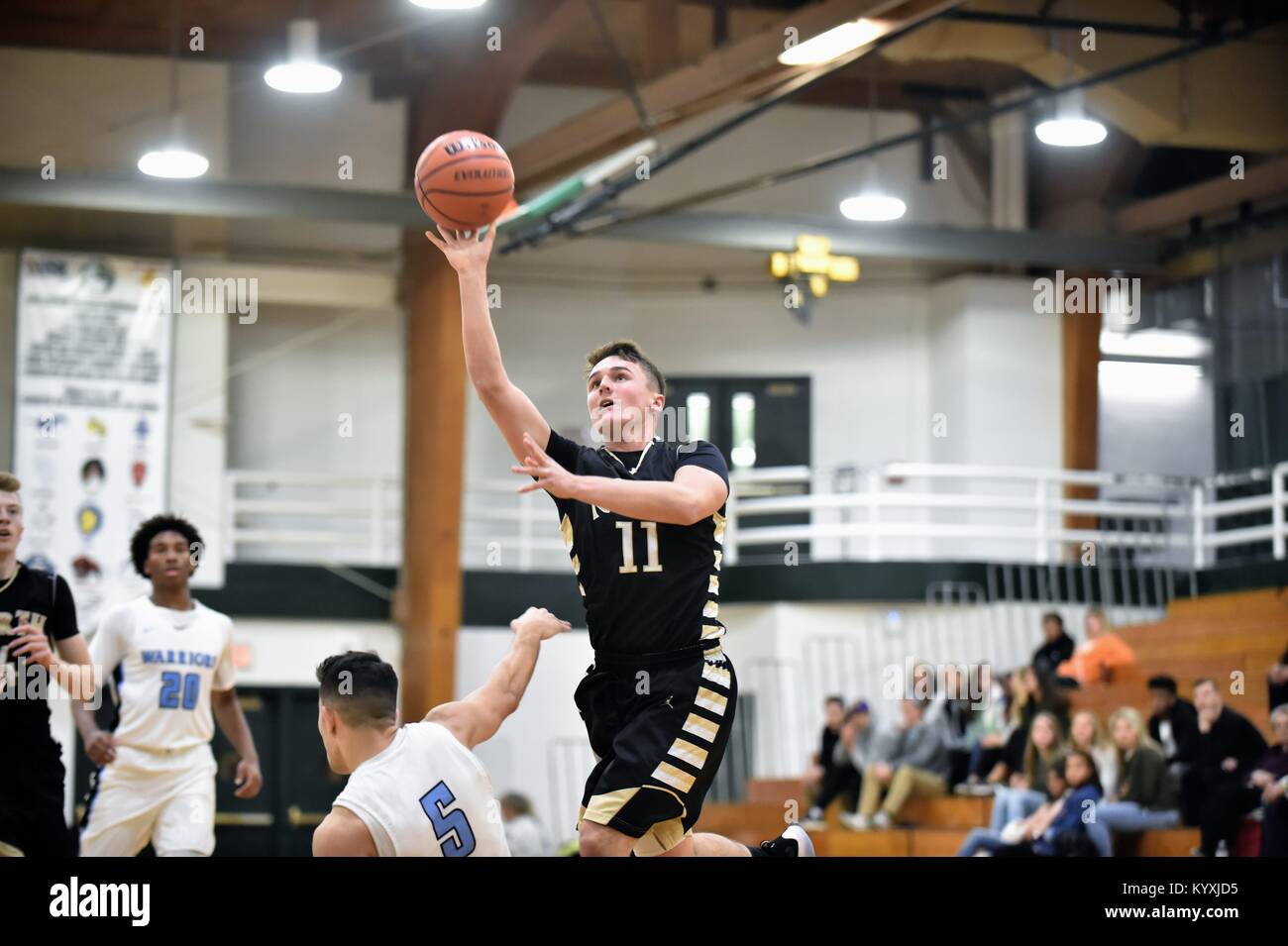 High school basketball player falling hi-res stock photography and ...