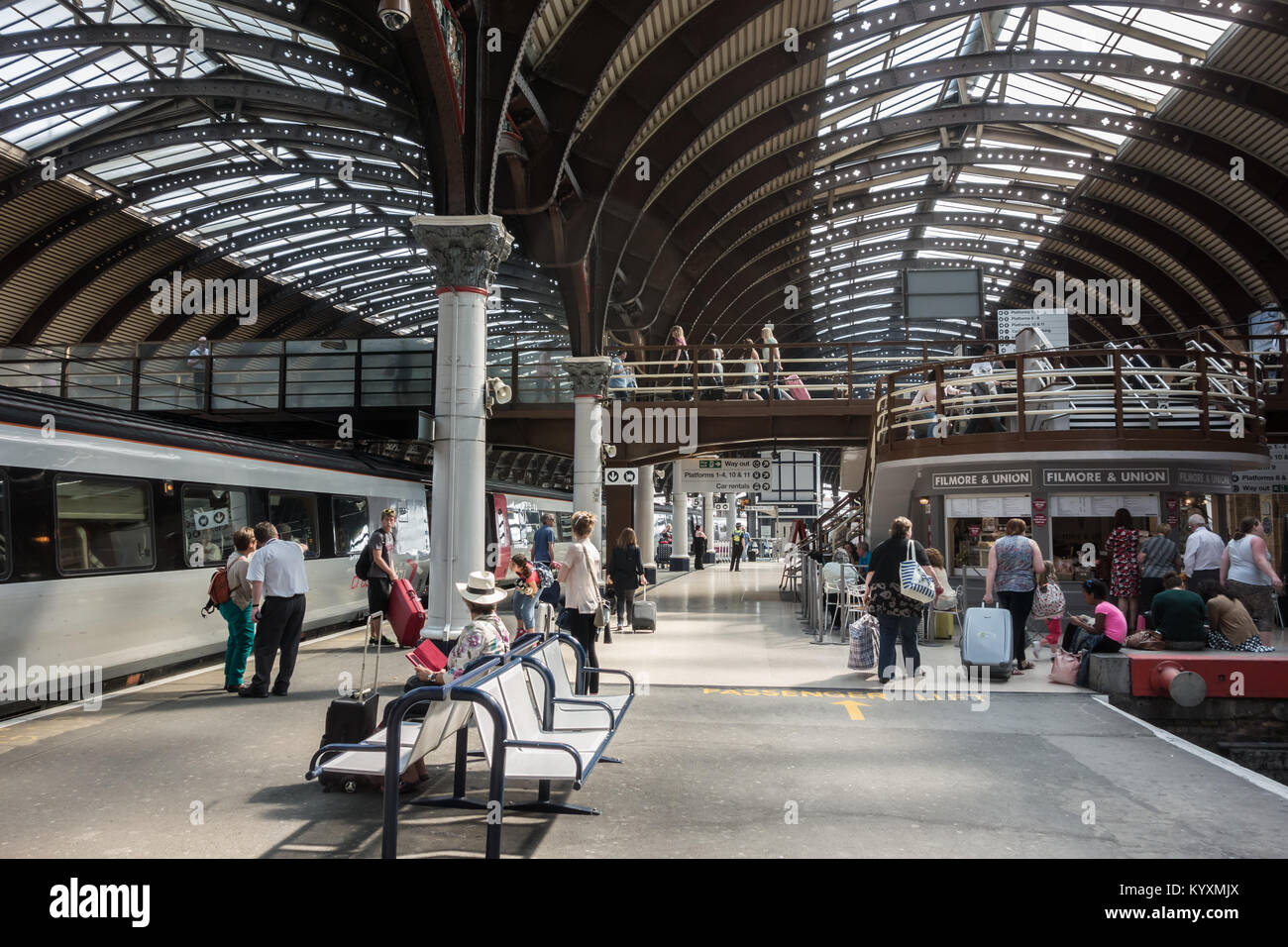 York railway station hi-res stock photography and images - Alamy