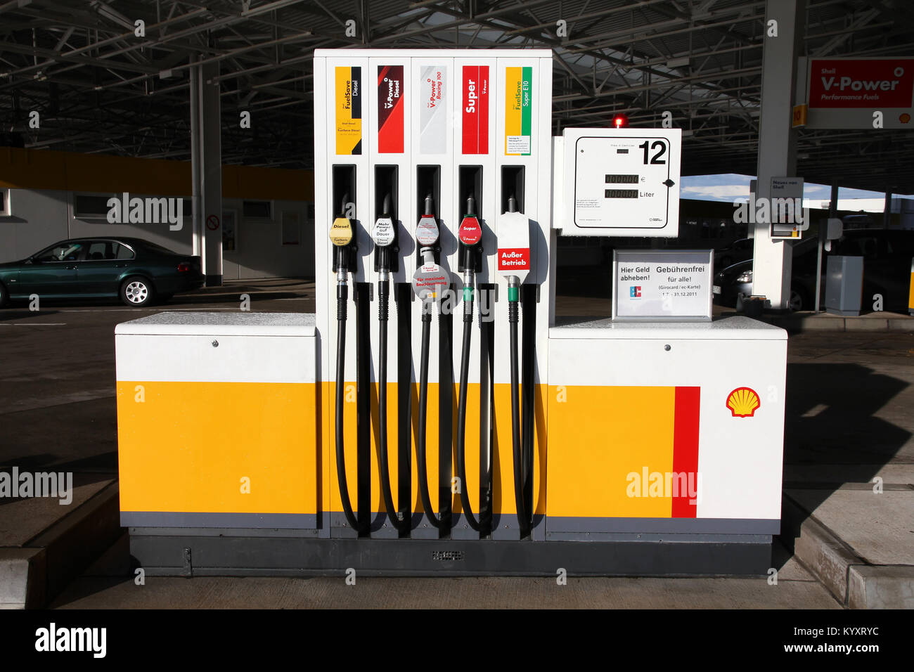 Advertisement shell petrol station hi-res stock photography and images ...