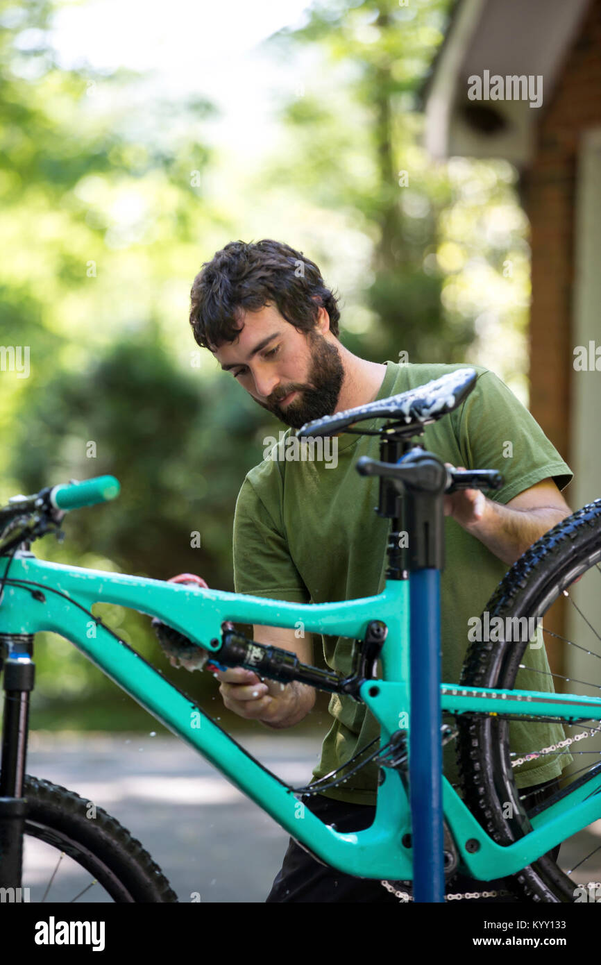 Mechanic washing mountain bike Stock Photo - Alamy