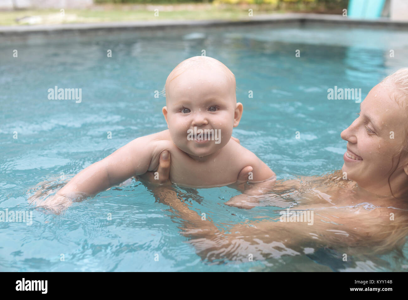 Mother daughter swimming pool hi-res stock photography and images - Alamy
