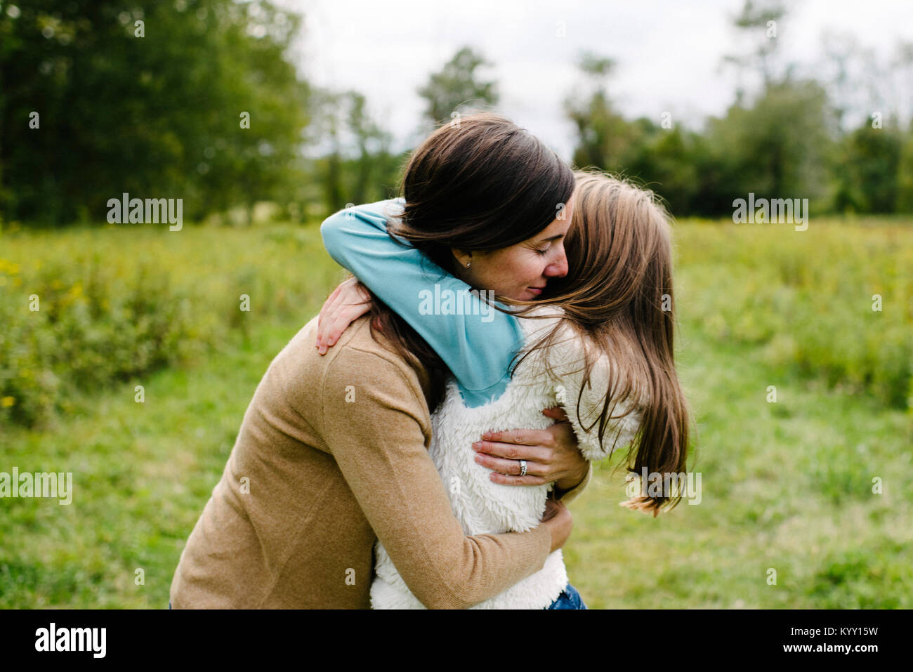 Girl brown hair and green eyes hi-res stock photography and images - Alamy