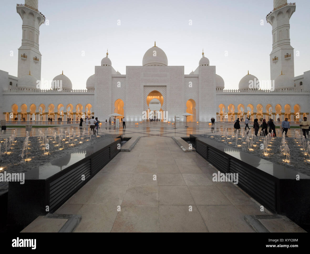 Tourists at Sheikh Zayed Mosque Stock Photo - Alamy