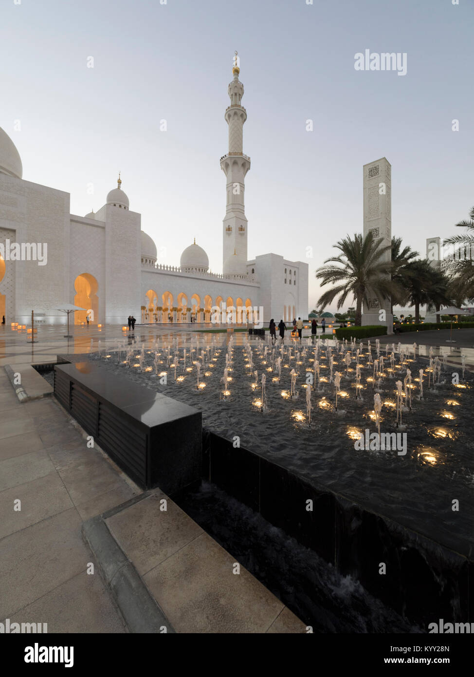 Fountain in front of Sheikh Zayed Mosque Stock Photo - Alamy