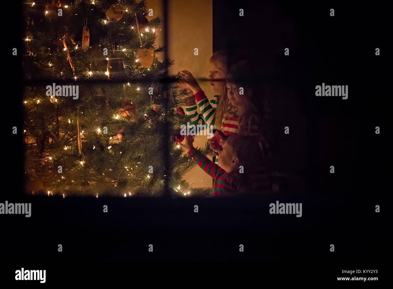 Christmas tree family home window hi-res stock photography and images ...