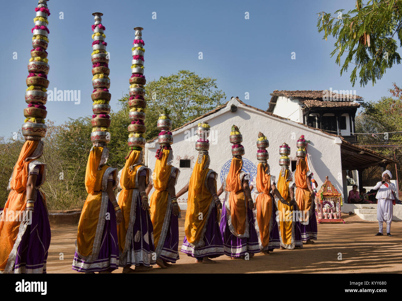Women performing the Rajasthan and Gujarati Bhavai pot dance ...