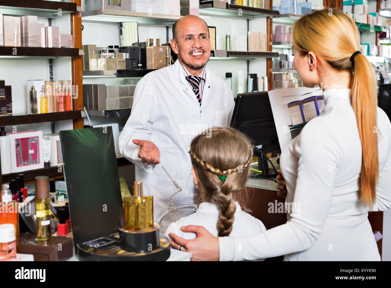 Spanish store cashier hi-res stock photography and images - Alamy