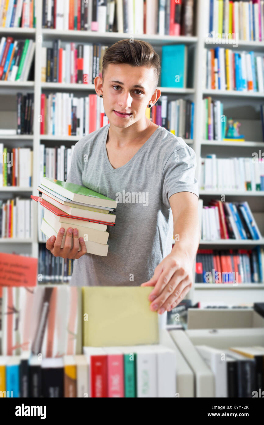 Boy looking at book shelves hi-res stock photography and images - Alamy