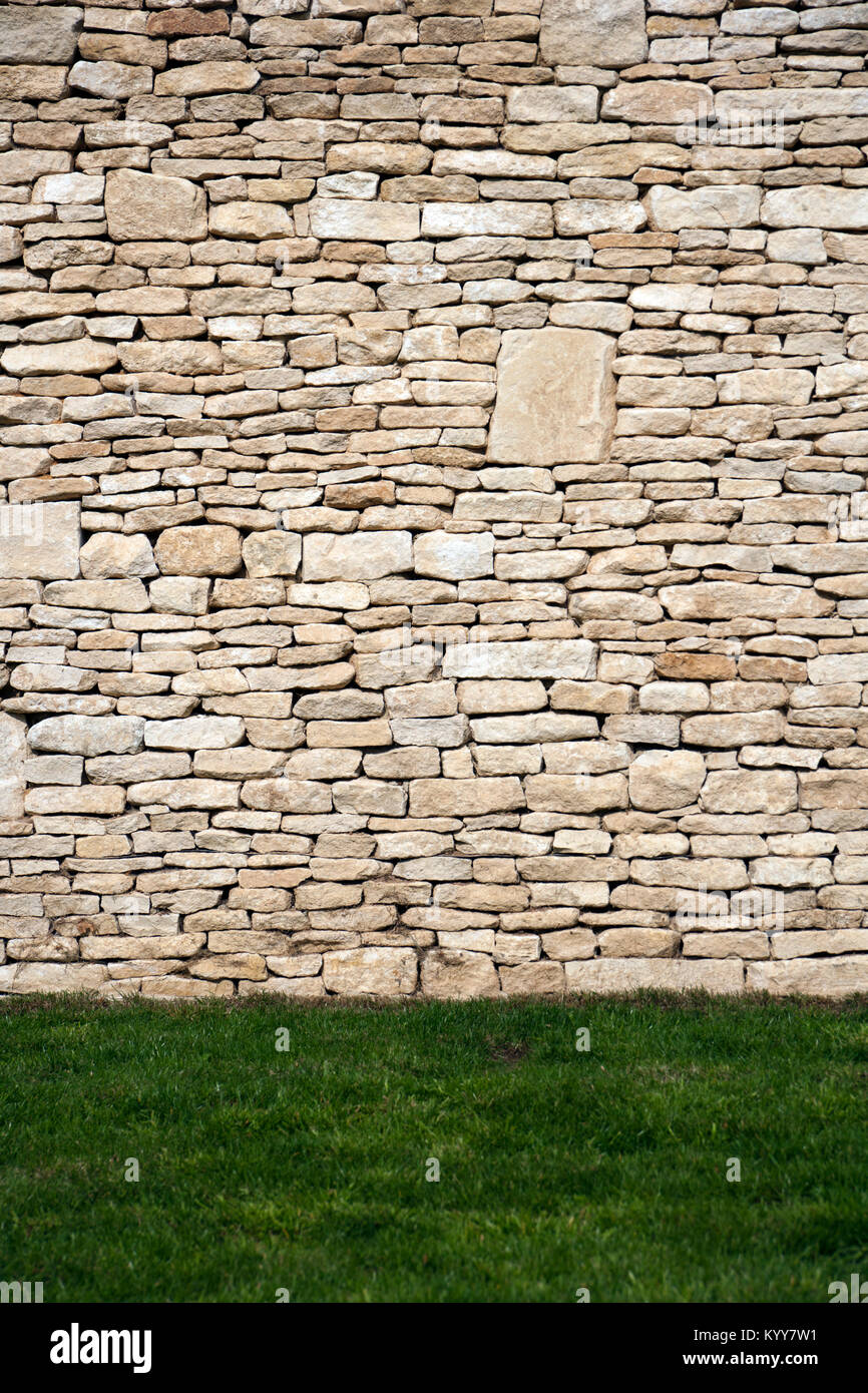 Cotswold stone walling and buildings hi-res stock photography and ...
