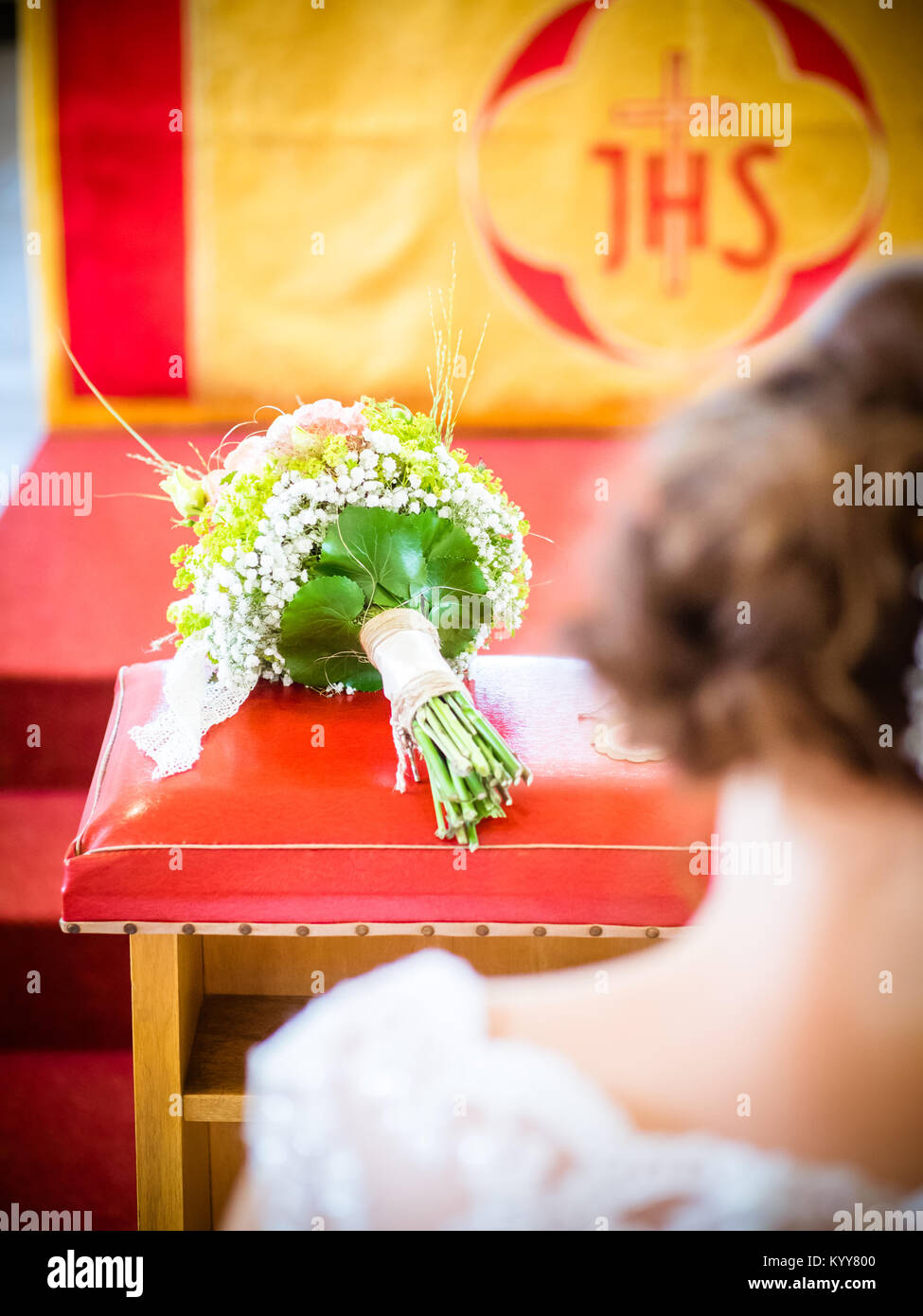 Bride and groom at altar hi-res stock photography and images - Alamy