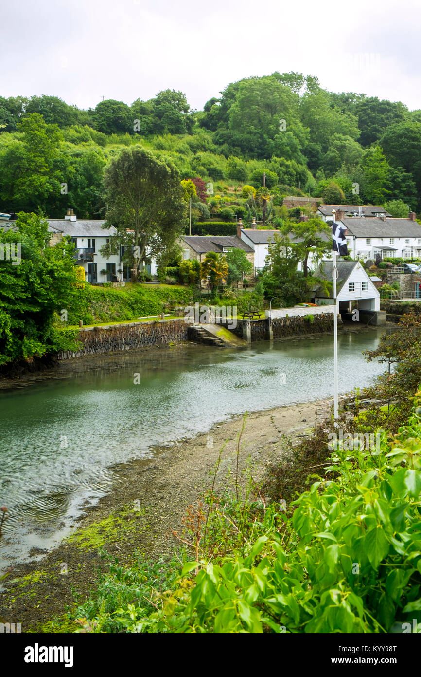 Picturesque old cottages line the waters edge in Helford village on the ...