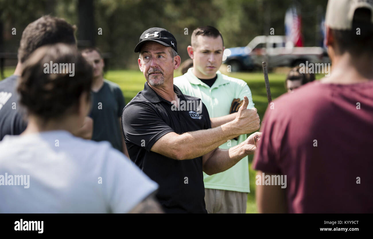 Mr. Patrick O’Neill, The Wall That Heals sight manager, briefs Team ...
