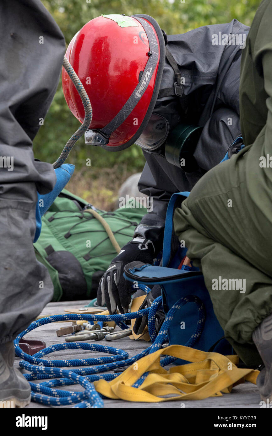 U.S. Army Reserve Soldiers with the 468th Engineer Detachment from ...