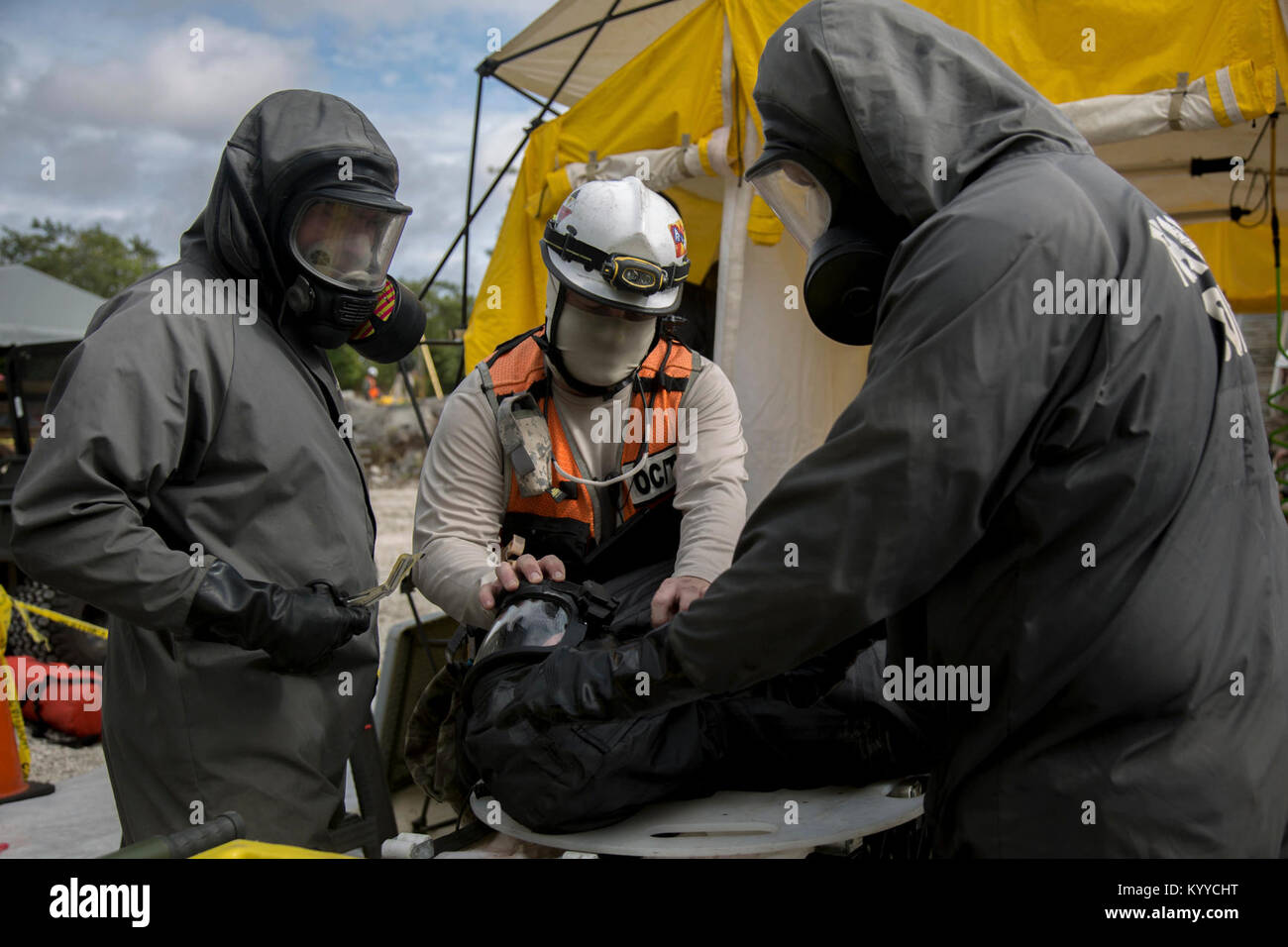 U.S. Army Reserve Soldiers with the 468th Engineer Detachment from ...