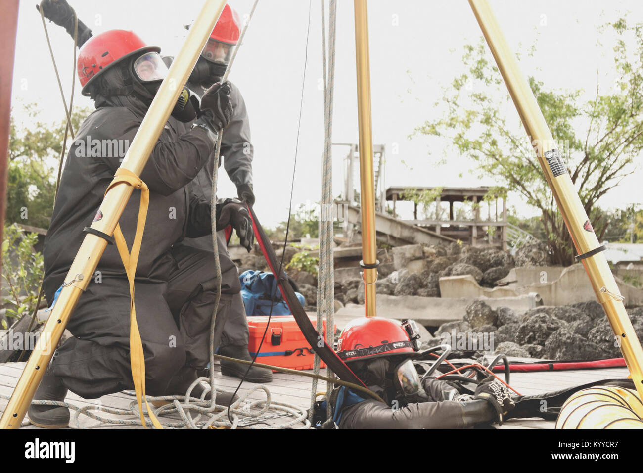 U.S. Army Reserve Soldiers with the 287th Engineer Detachment from ...