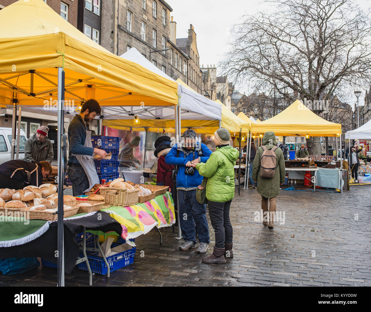 Street market at Grassmarket in Edinburgh Stock Photo - Alamy