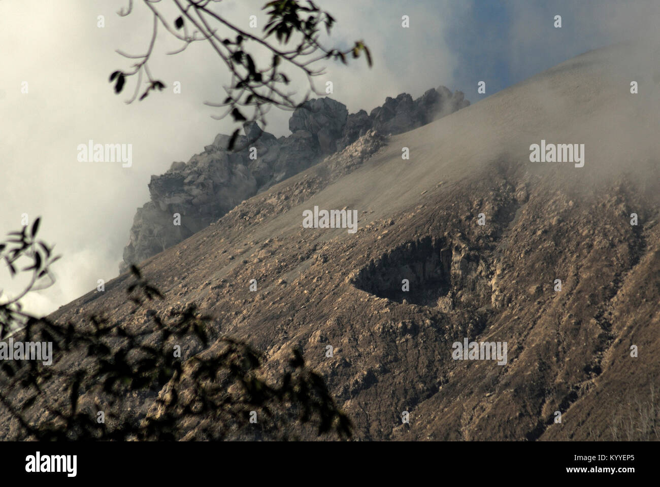 Indonesia. 17th Jan, 2018. Since the lava dome Mount Sinabung collapse ...