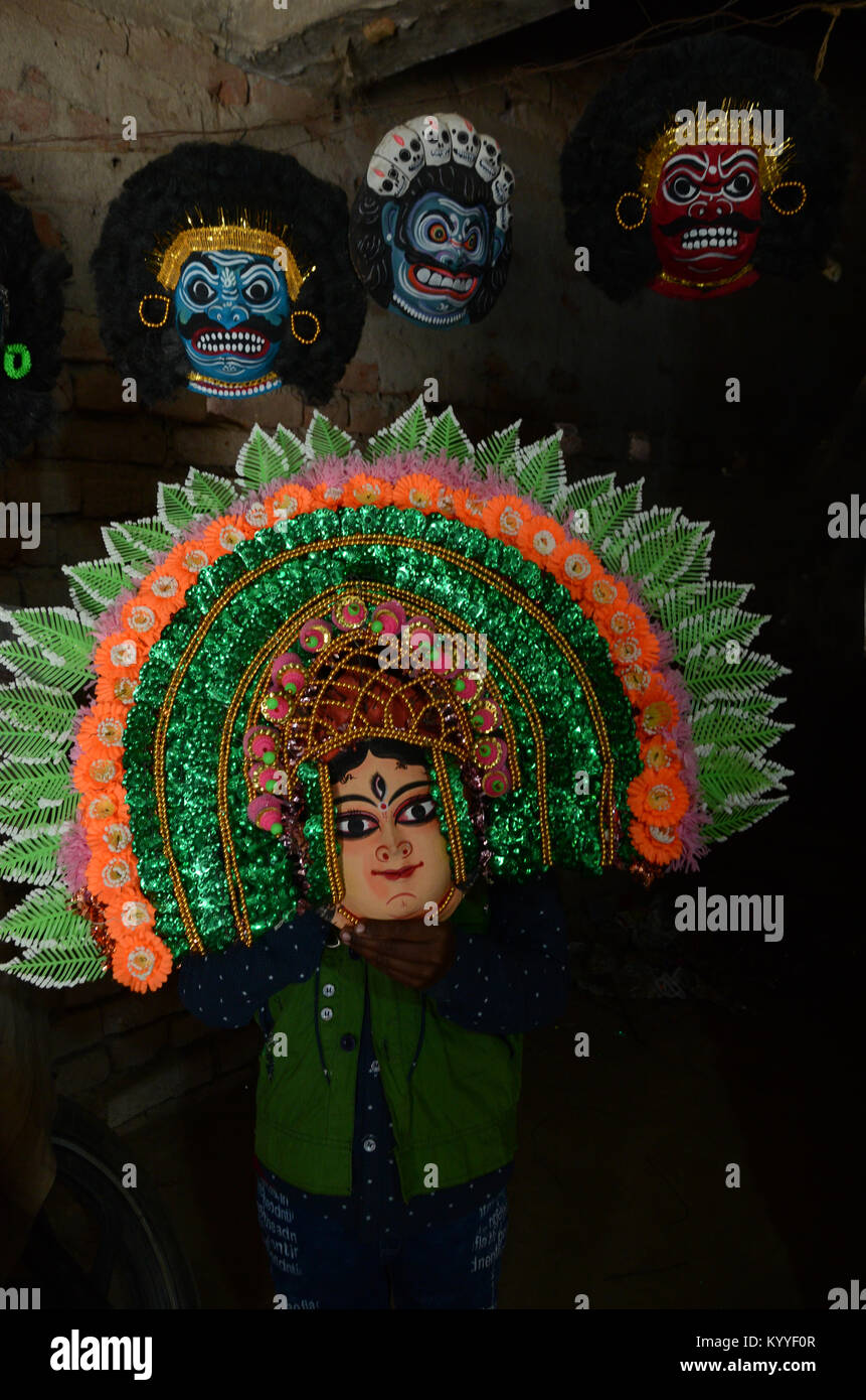 Kolkata, India. 14th Jan, 2018. Tusu Parab is a traditional tribal ...