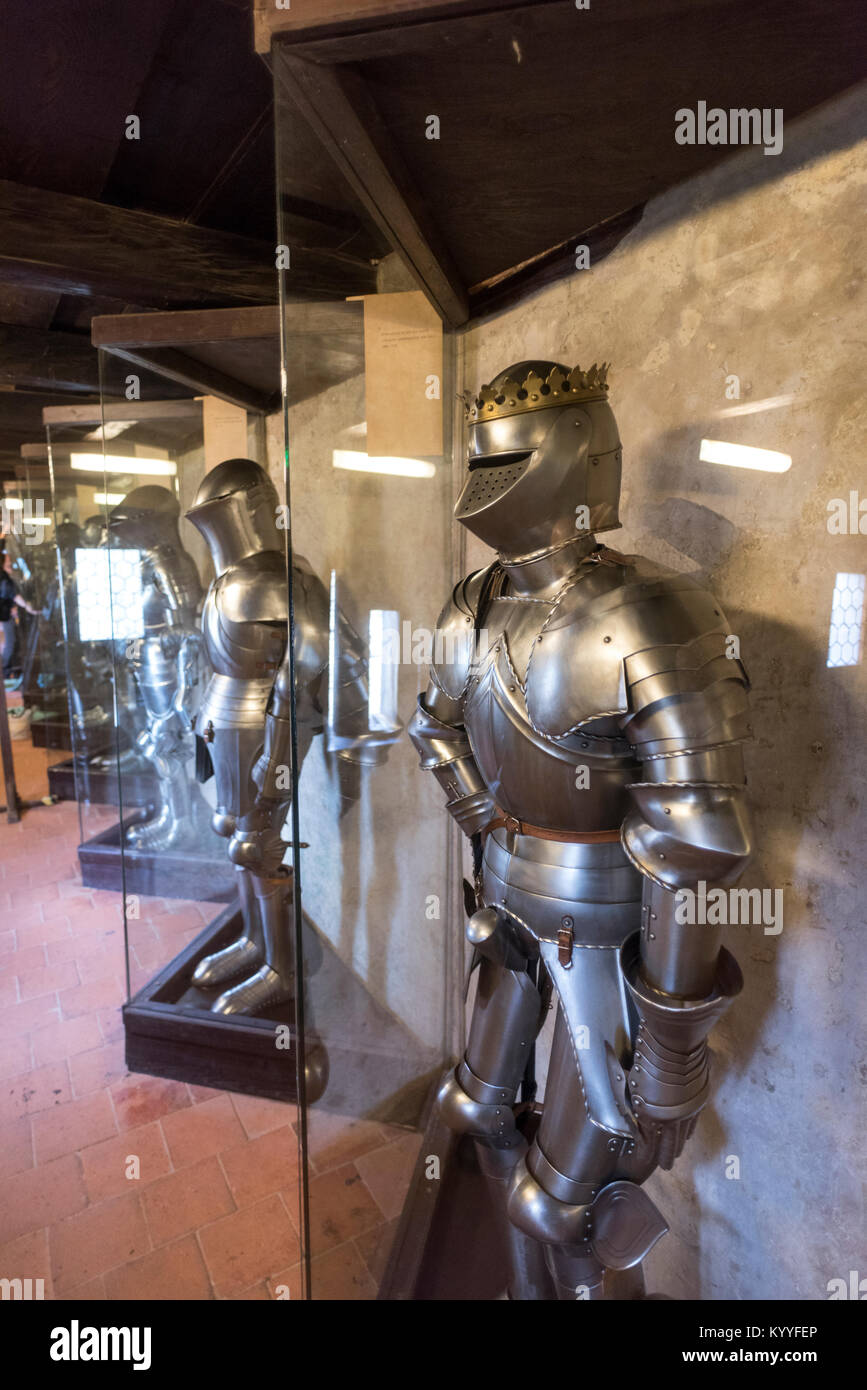 Suits of armor hi-res stock photography and images - Alamy