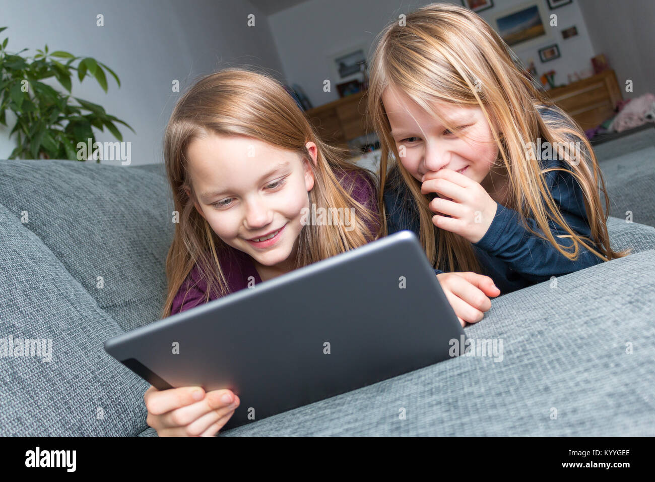 Child wifi on screen hi-res stock photography and images - Alamy