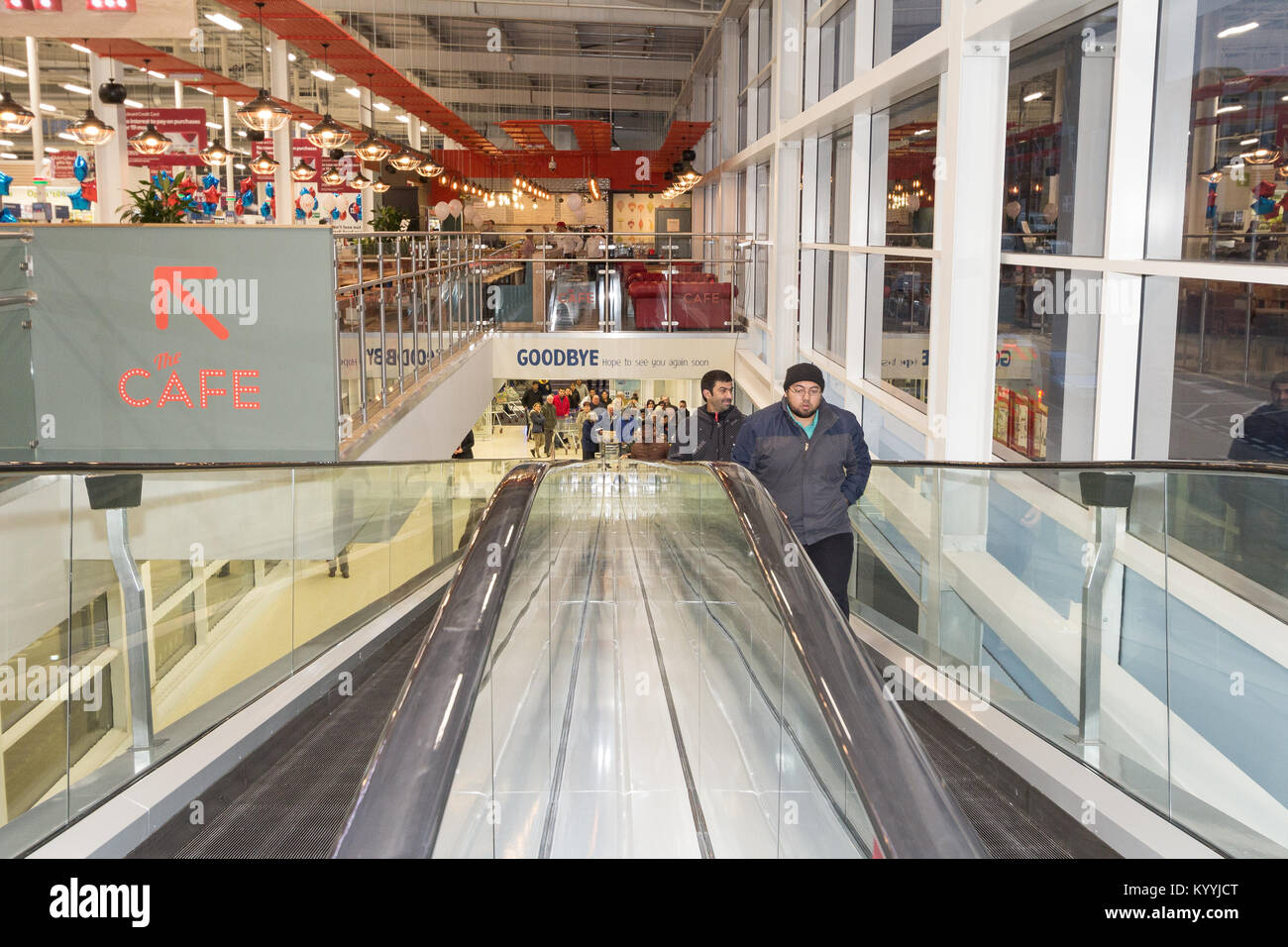 Travelator supermarket hi-res stock photography and images - Alamy