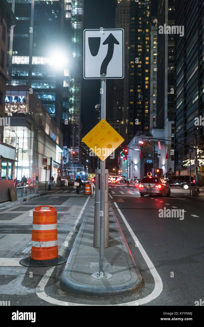Pedestrian crosswalk signal nyc hi-res stock photography and images - Alamy