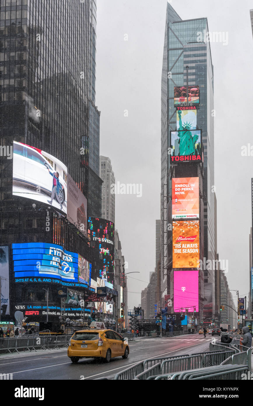 NYC/USA - 29 DEZ 2017 - famous new york avenue. Times square Stock ...