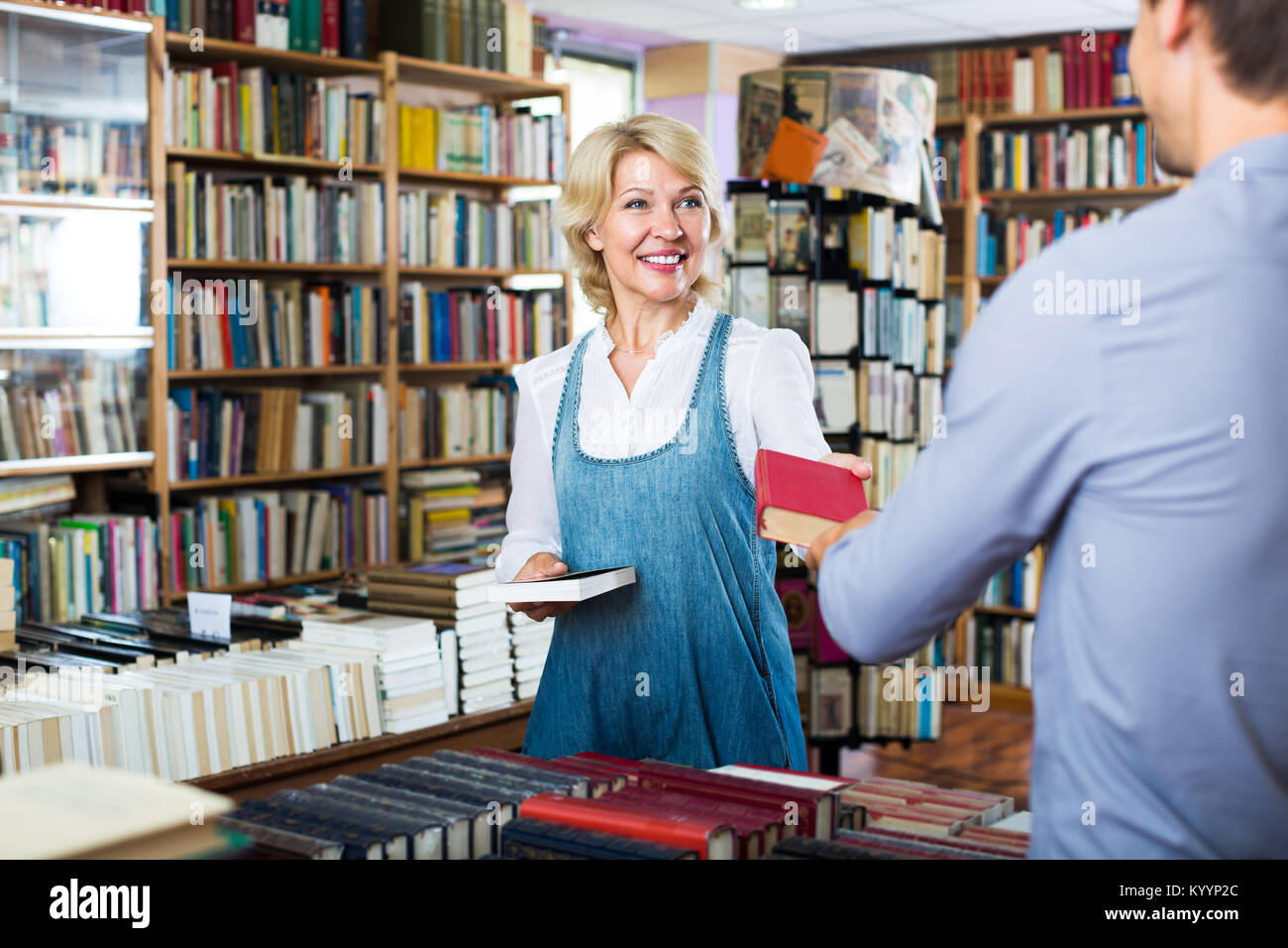 Assistant book shop woman hi-res stock photography and images - Alamy