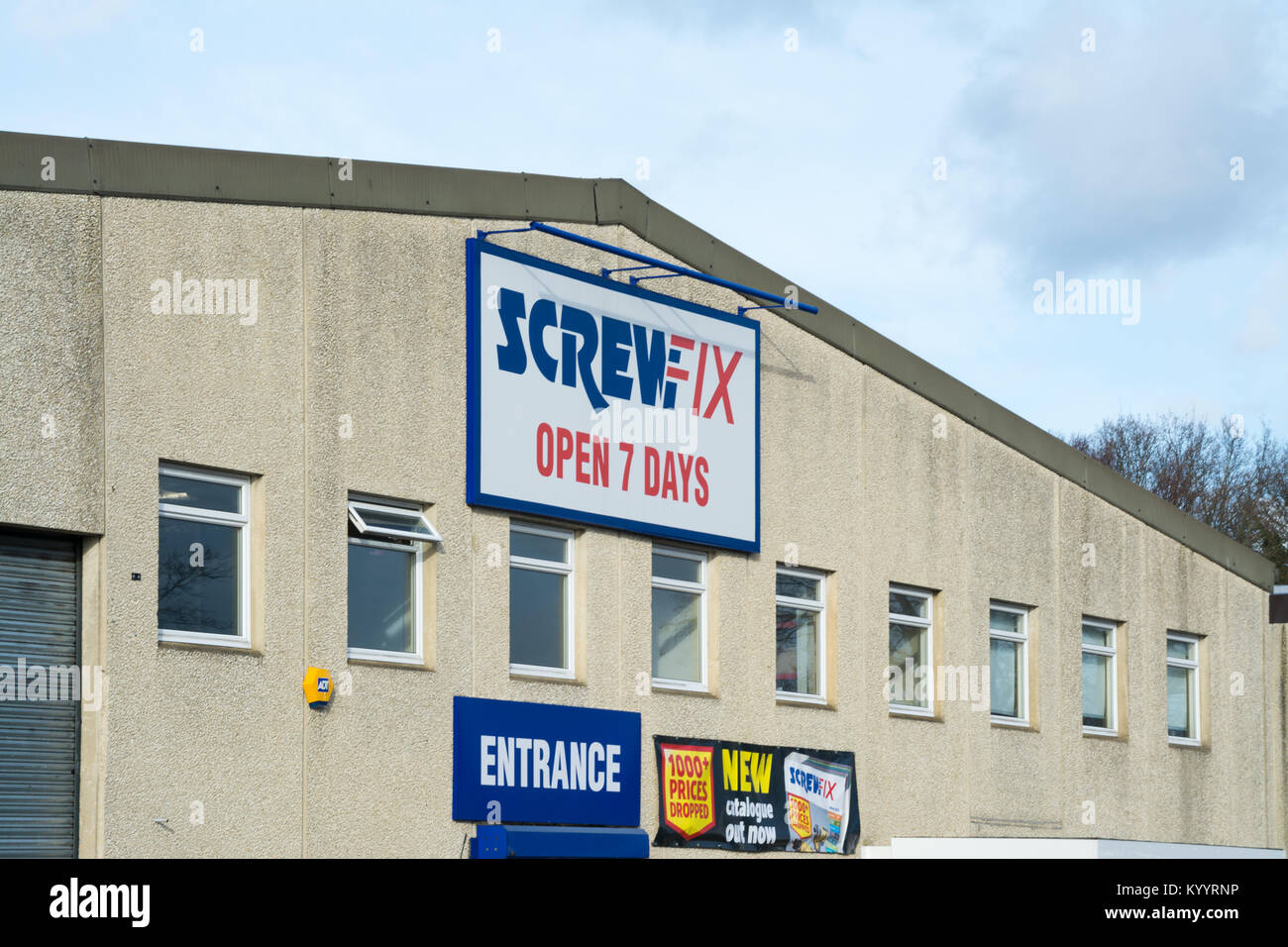 Screwfix shop signage in Farnborough, Hampshire, UK Stock Photo - Alamy