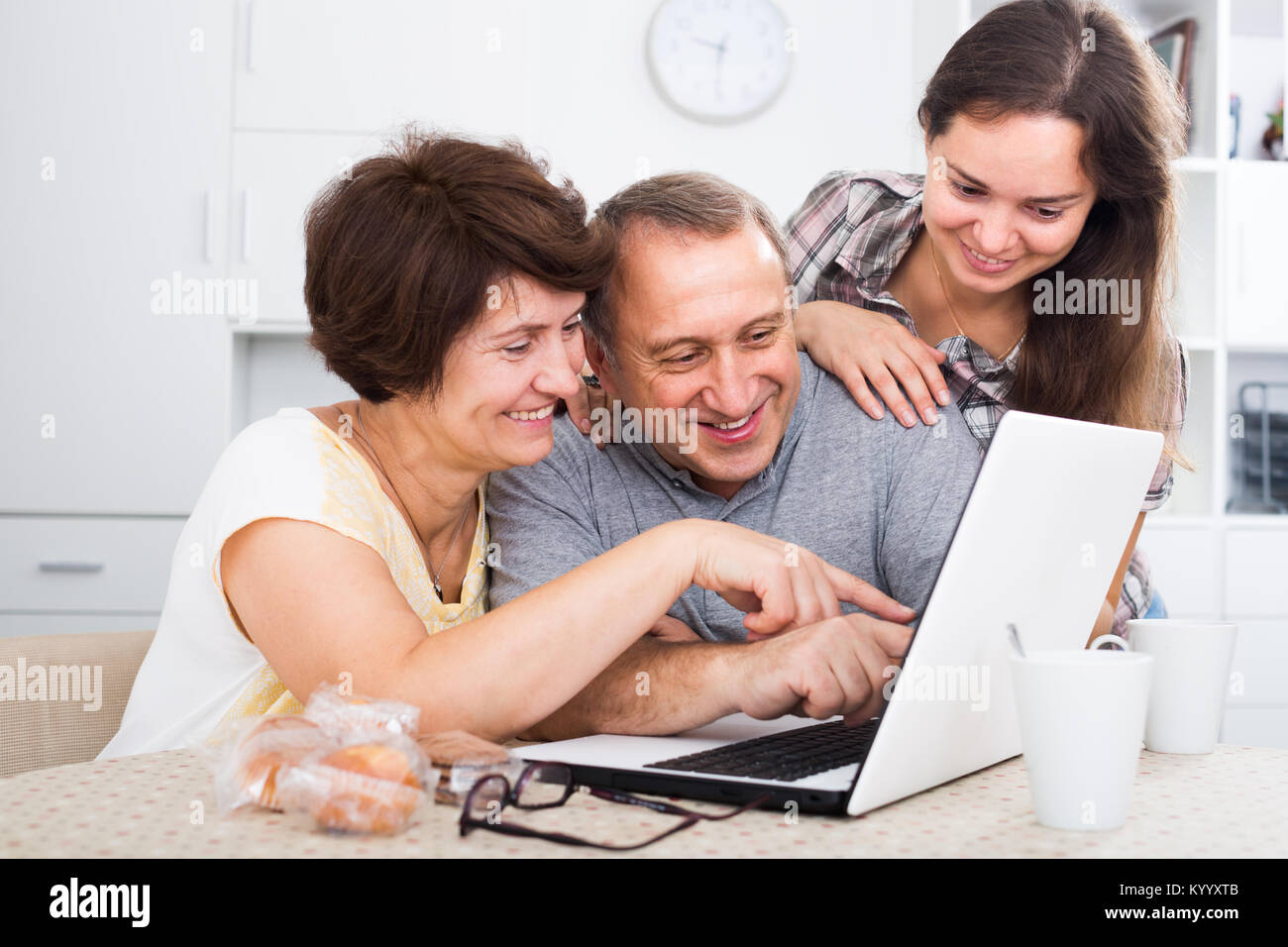 Parents woman daughter senior computer hi-res stock photography and ...