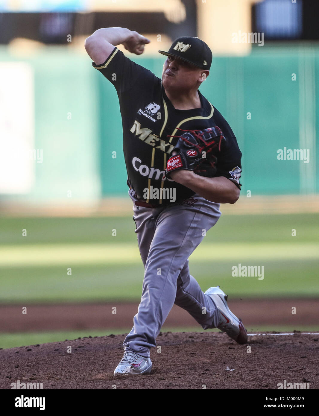 Javier Ivan Solano pitcher inicial de Mexico, durante partido de ...