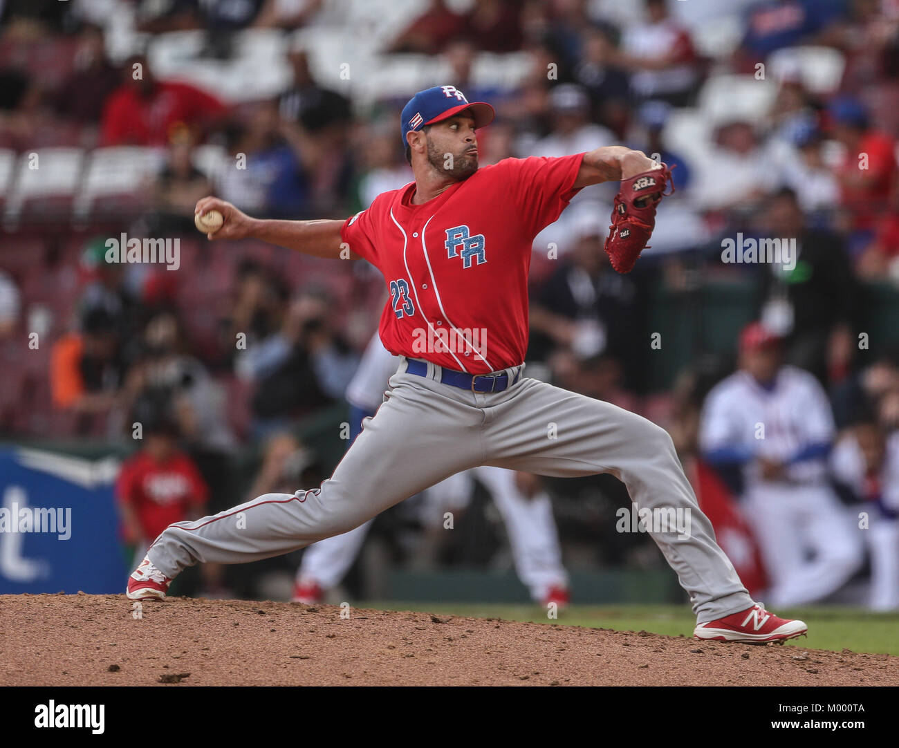 Joel Piñeiro pitcher relevo de Puerto Rico, durante el partido de ...