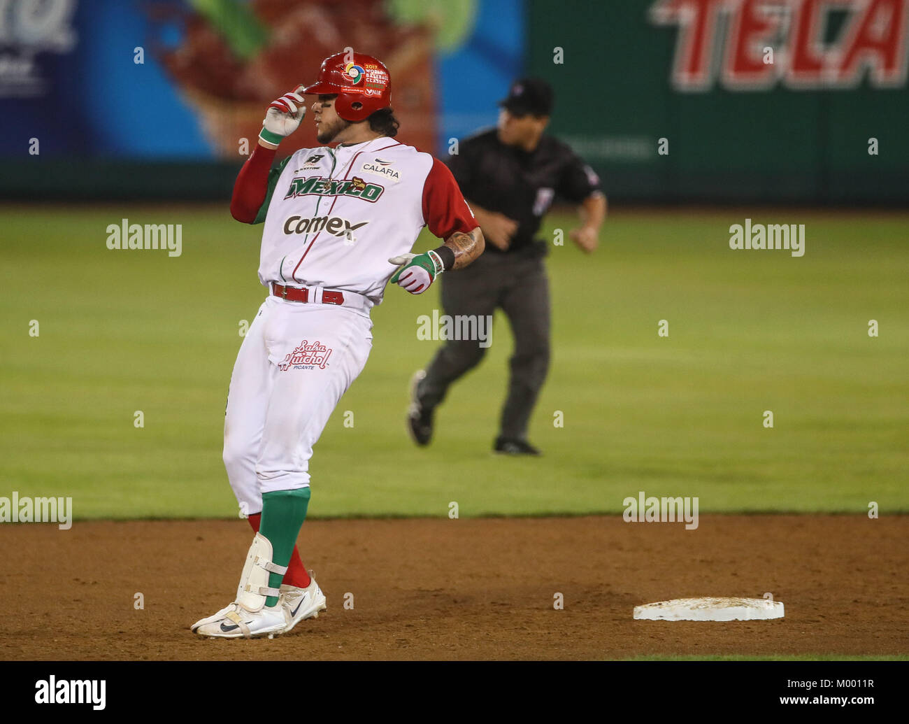 Sebastian Valle celebra el embasarse en segunda base, durante el ...
