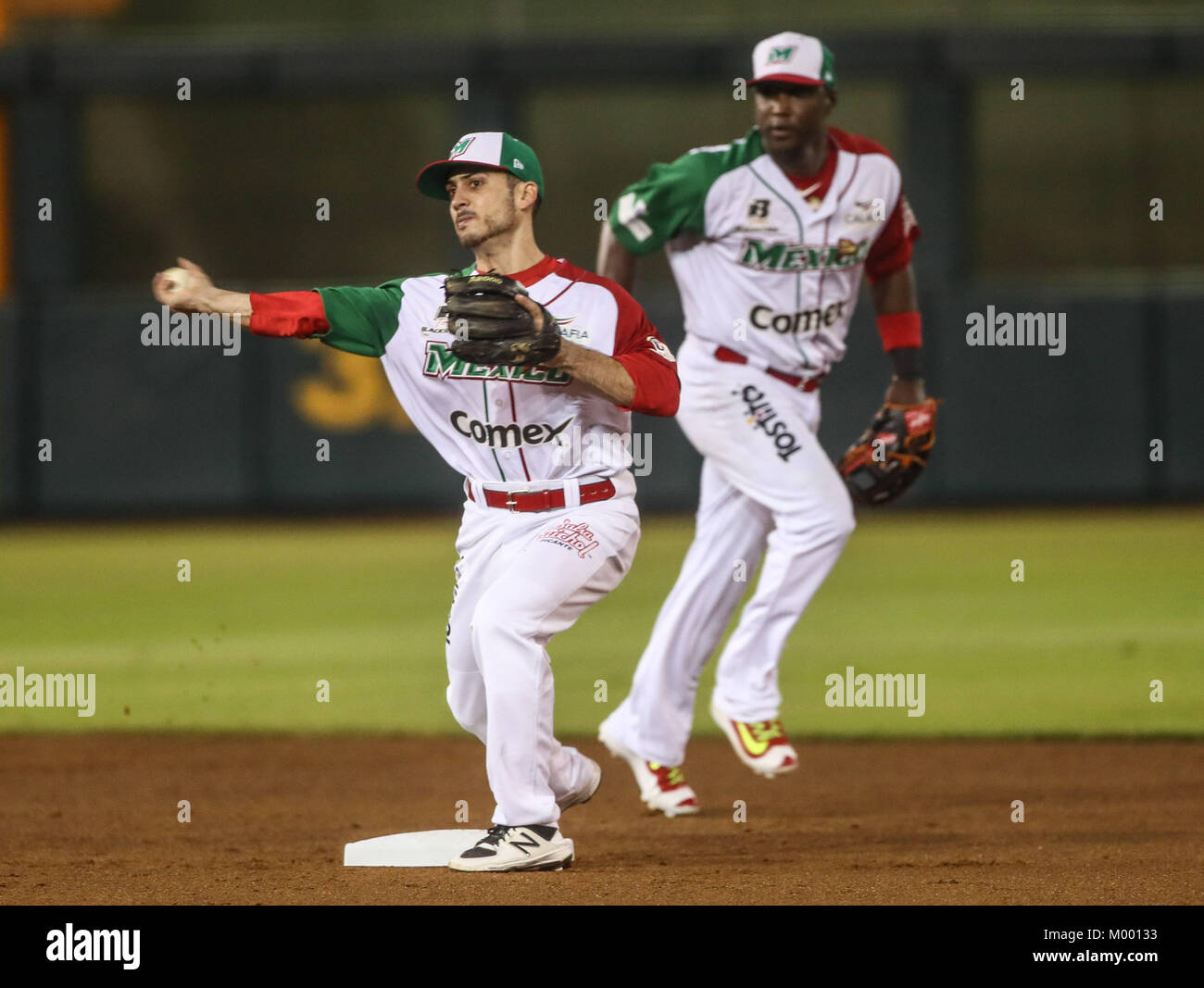 Yuniesky Betancurt e Isac Rodriguez de Mexico en una jugada en segunda ...