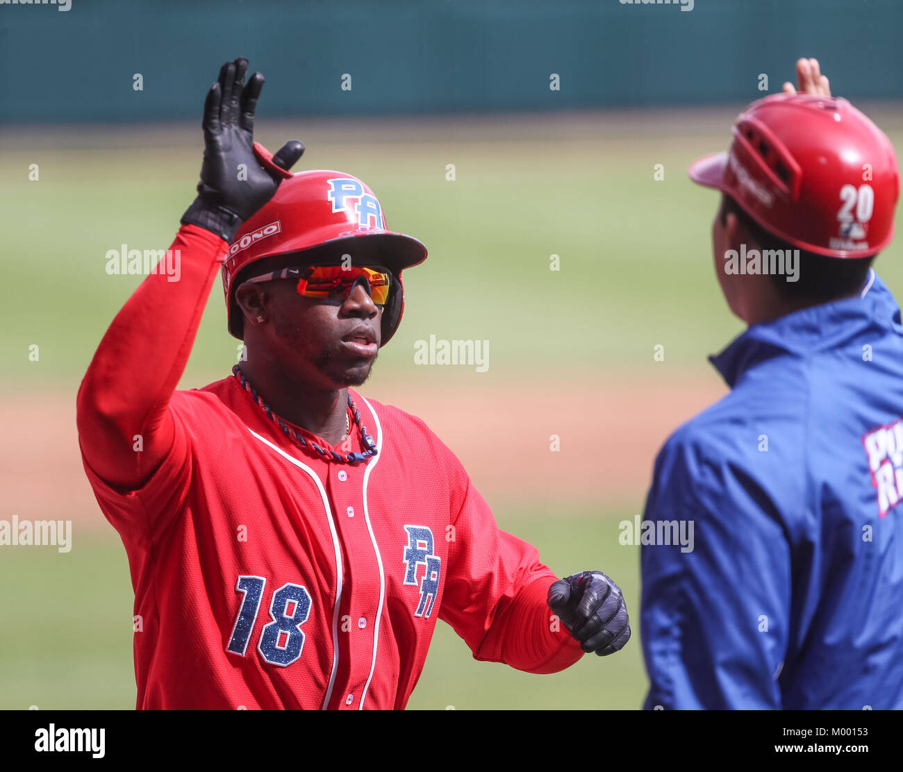 Rusney Castillo de Puerto Rico celebra carrera, durante el partido de ...