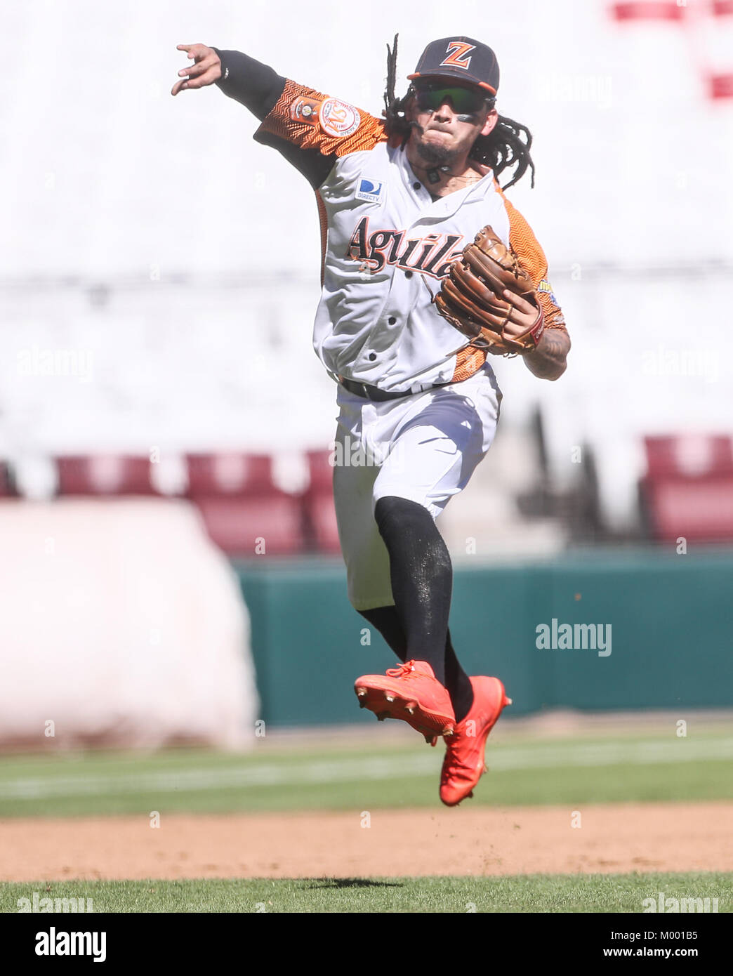Freddy Galvez, Short Stop de Venezuela hace un tiro primera base ...