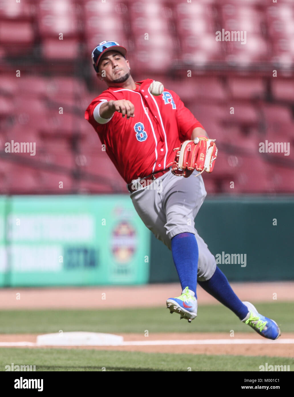 David Vidal de Puerto hace tiro a primera base ,durante partido ...