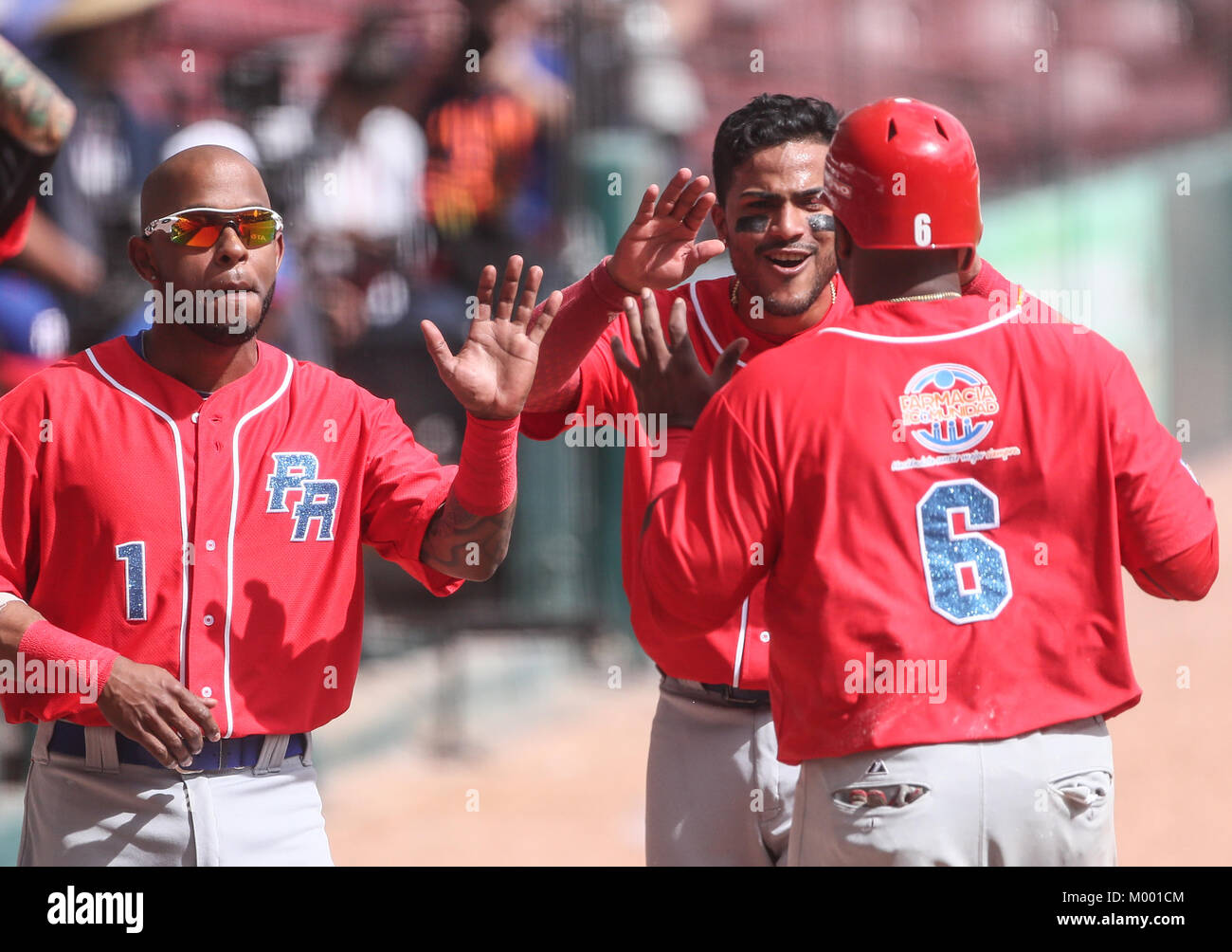 Reynaldo Navarro (i) Jesmuel Valentin (c) celebran la carrera de Ruben ...