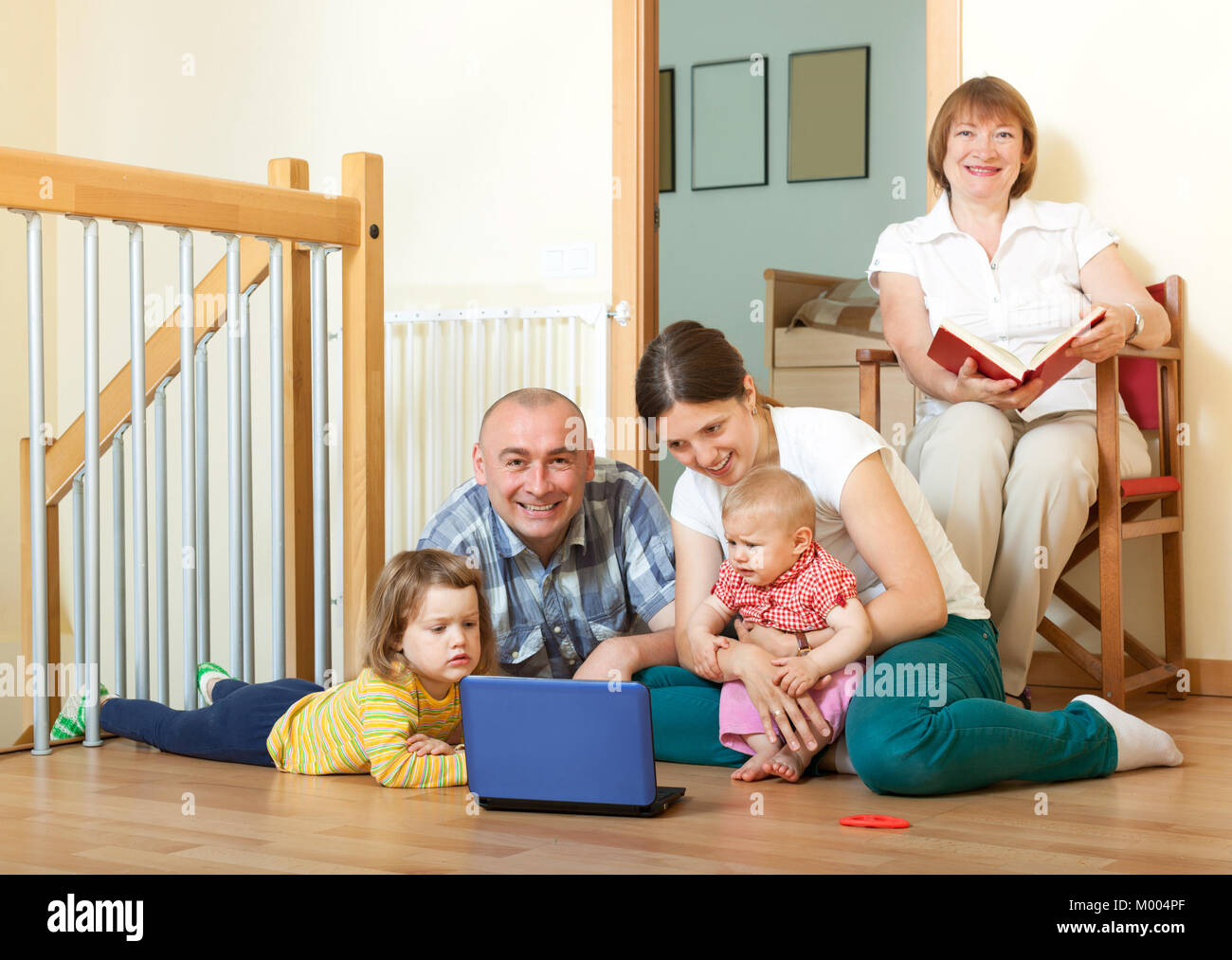 Family with many generations hi-res stock photography and images - Alamy