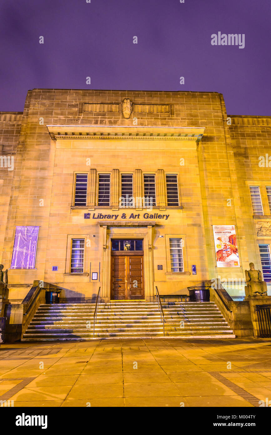 Art deco statues hi-res stock photography and images - Alamy