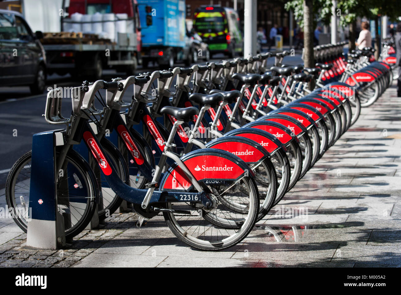 Santander hire bikes docking station hi-res stock photography and ...