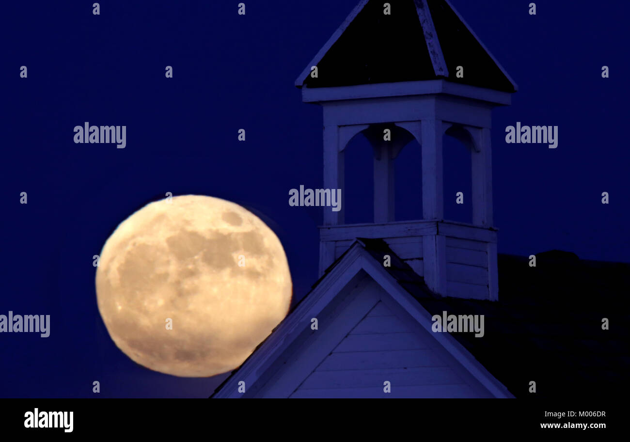 Full super moon hi-res stock photography and images - Alamy